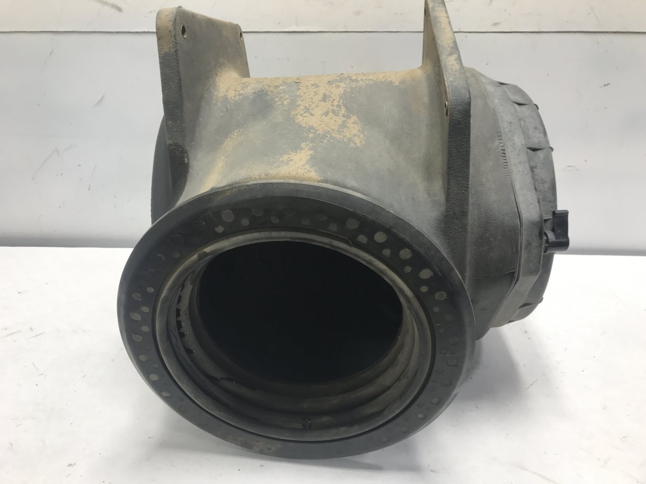 P533284 | Ford A9522 Air Cleaner for Sale