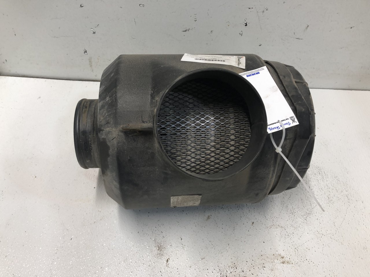 P529147 | GMC C7500 Air Cleaner for Sale