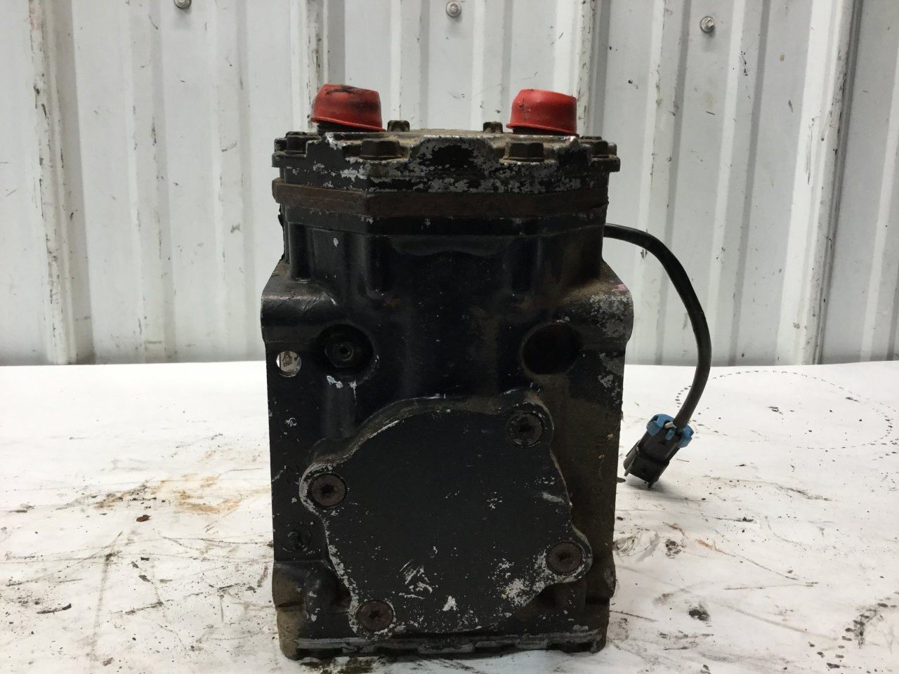 ET210L-25243C | Freightliner C120 CENTURY Air Conditioner Compressor for Sa