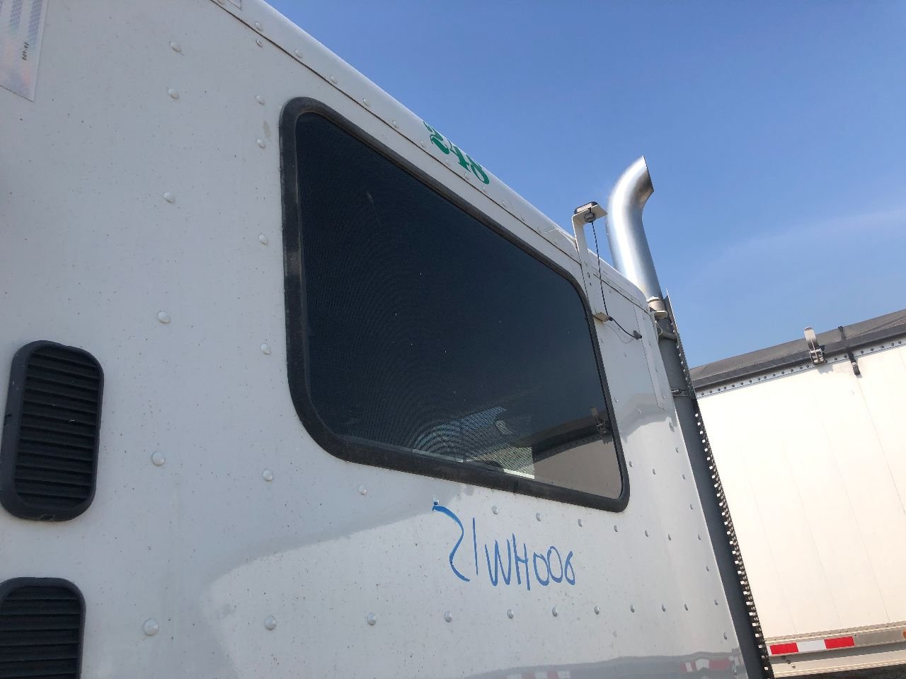 Freightliner 122SD Back Glass for Sale