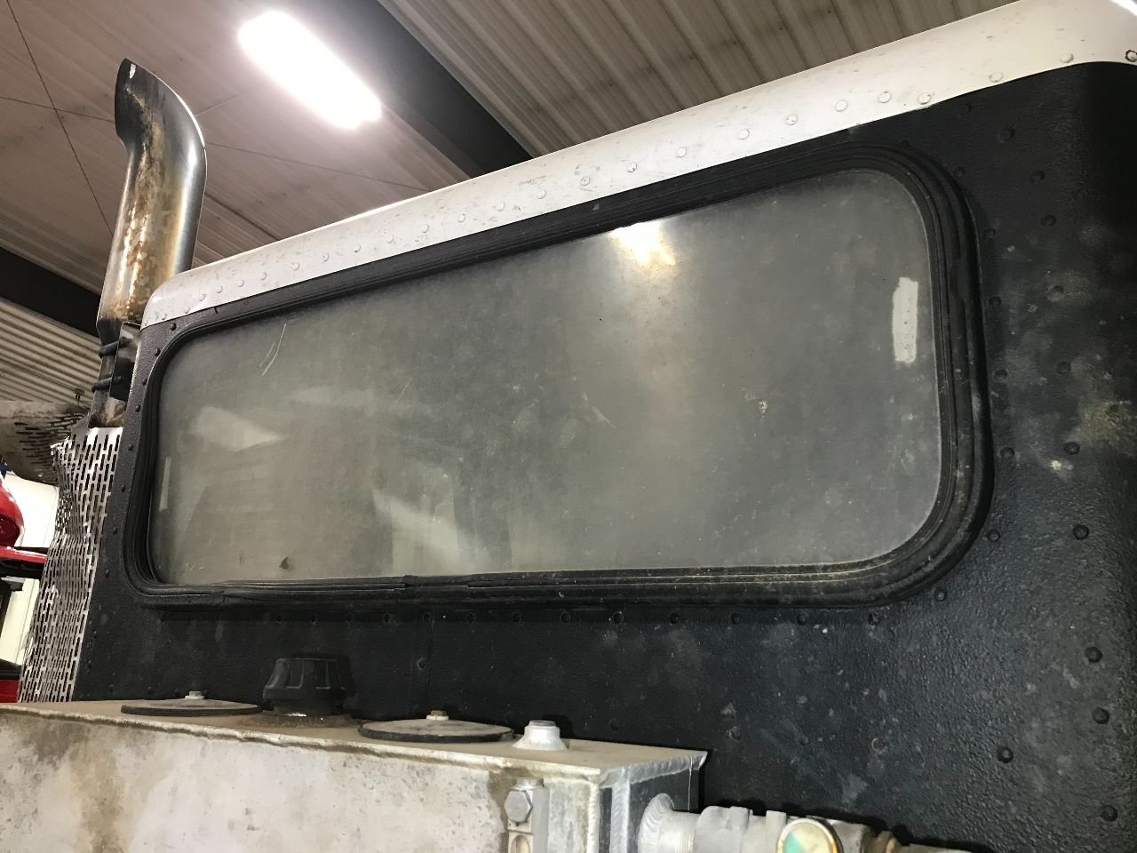 Peterbilt 388 Back Glass for Sale