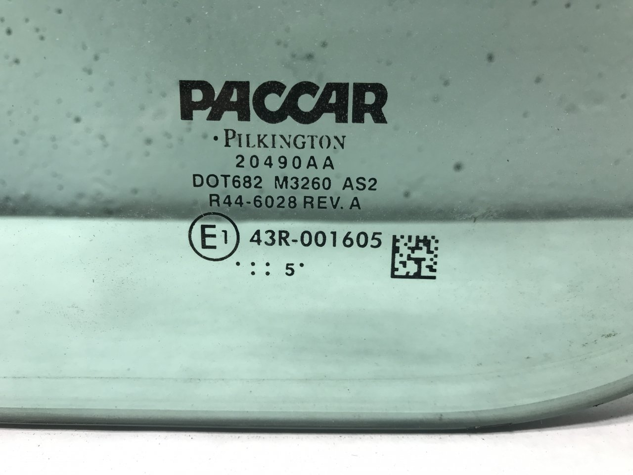 R44-6028 | Peterbilt 579 Back Glass for Sale