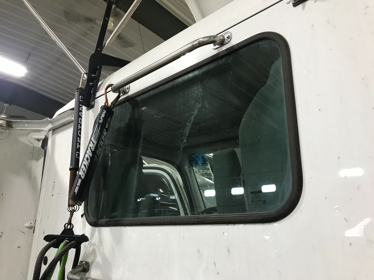 43R-001165 | Kenworth T680 Back Glass for Sale