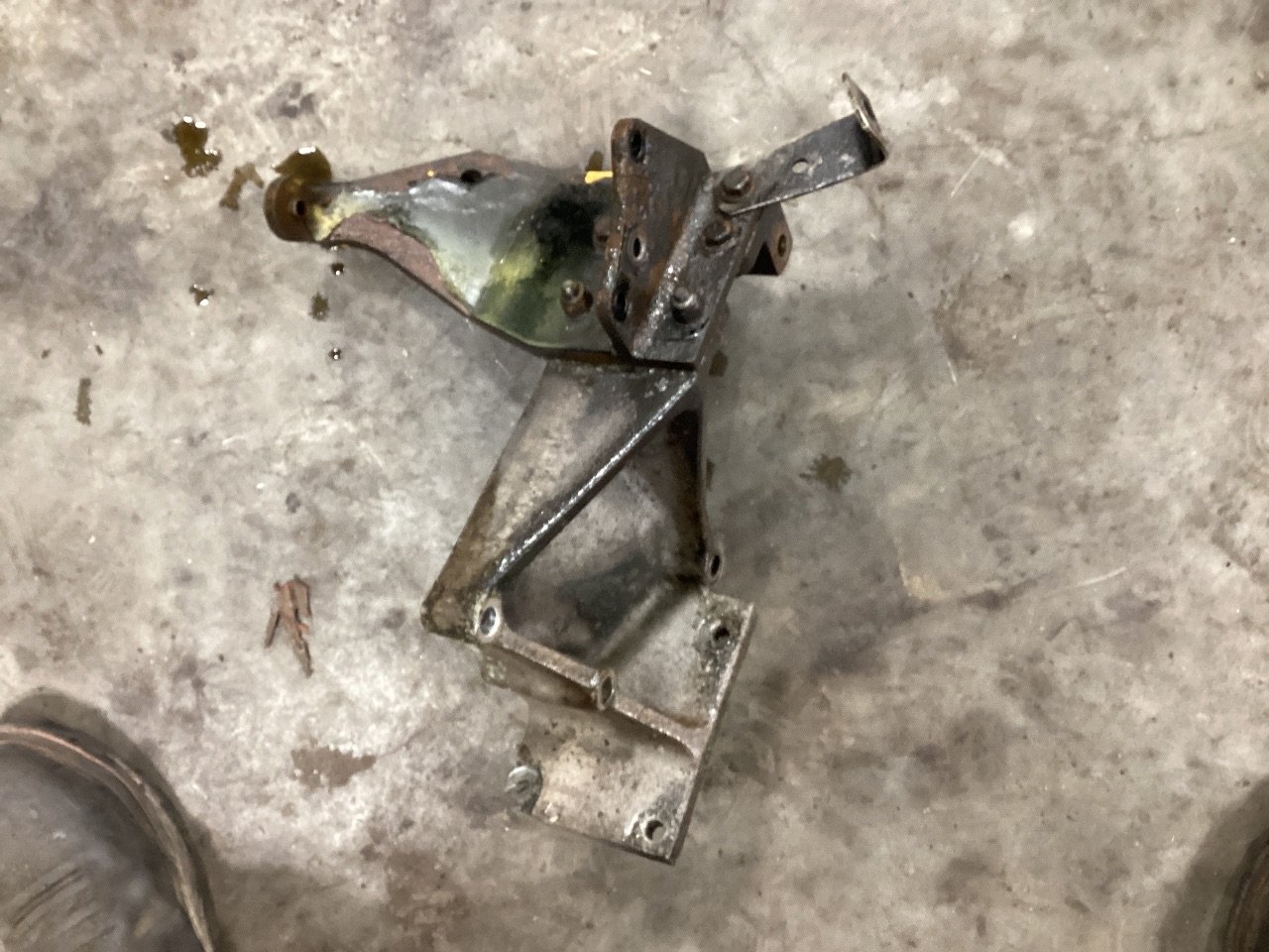 K269-261 | CAT C15 Engine Bracket for Sale