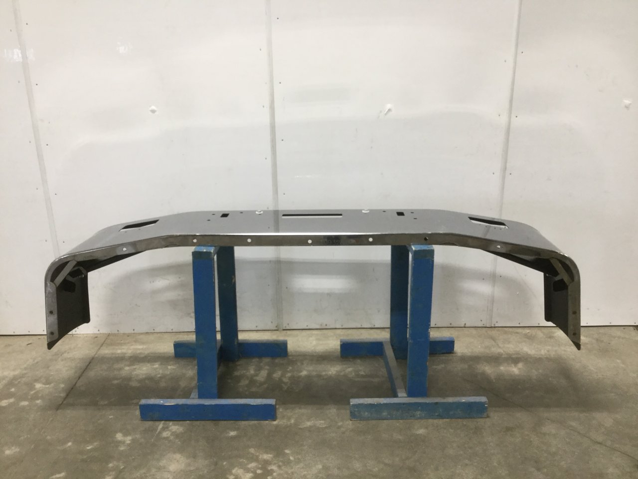 CI-2011-16 | Freightliner FLD120SD Bumper for Sale