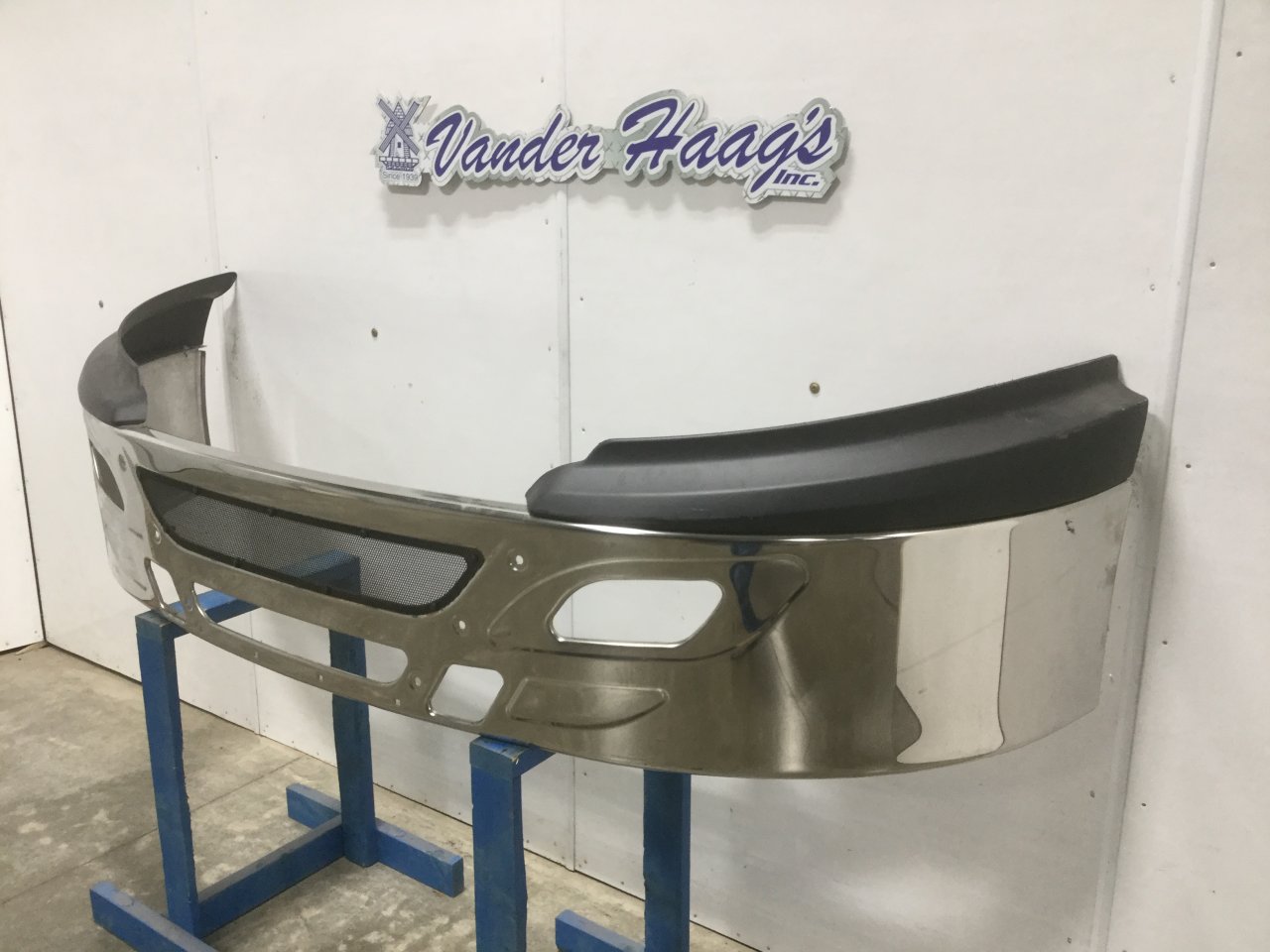 4064200C91 | International LT Bumper for Sale