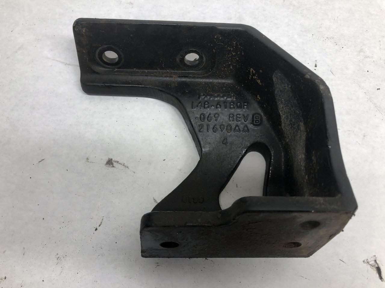 L48-6180R | Kenworth T880 Bumper Bracket for Sale