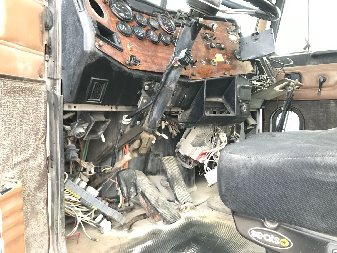 17-03364 | Peterbilt 357 Dash Assembly for Sale