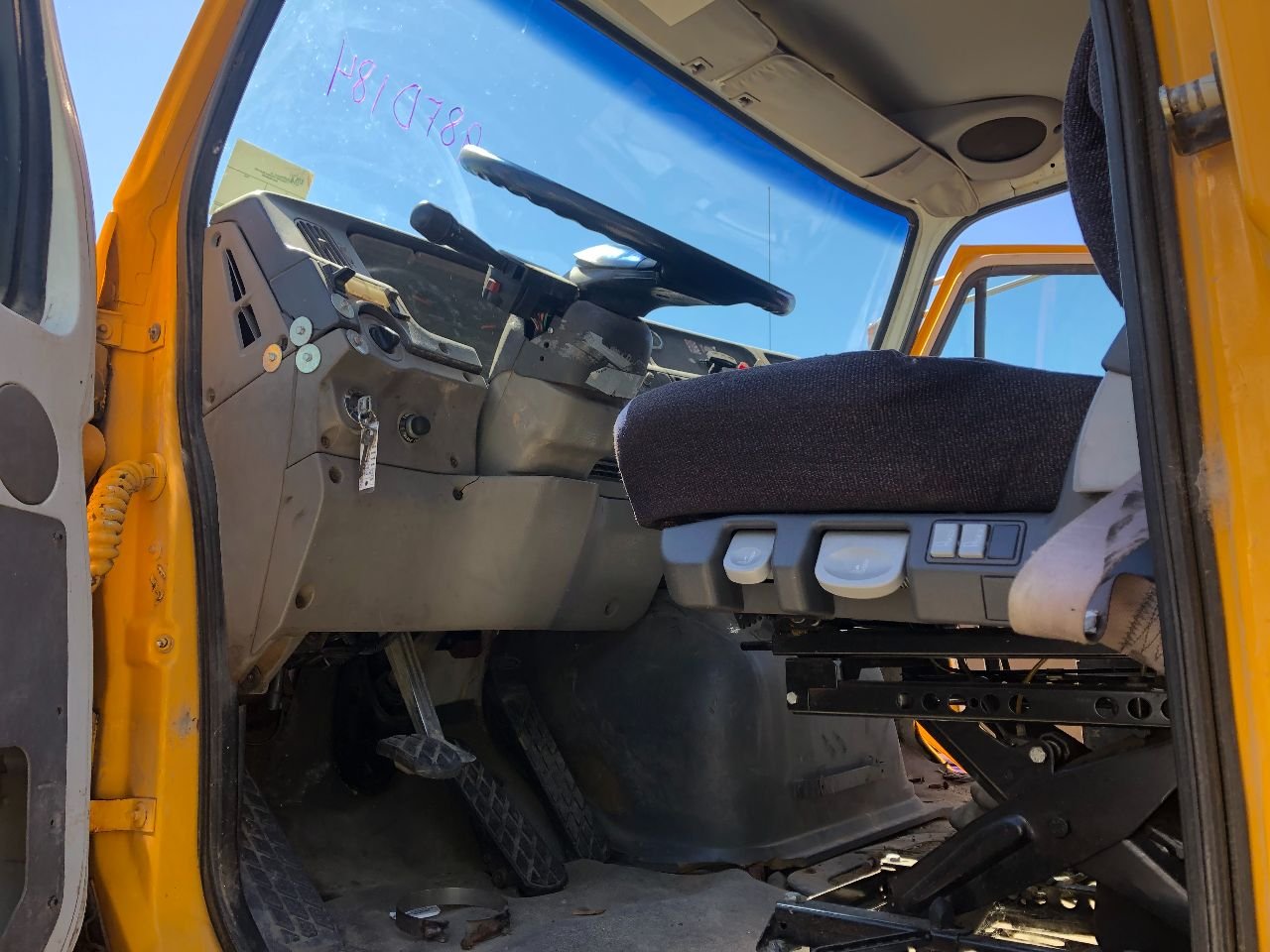 Ford L9511 Cab Assembly for Sale