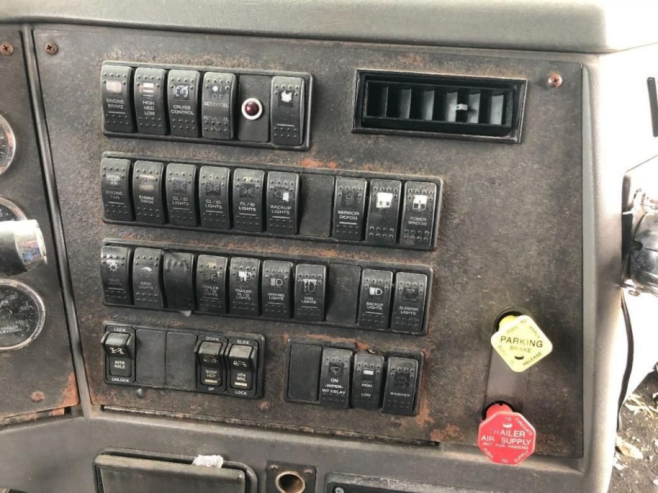 VERIFY | Western Star Trucks 4900EX Dash/Console Switch for Sale