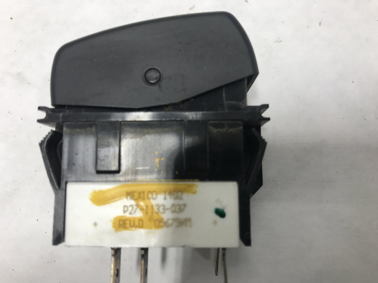 P27-1133-037 | Peterbilt 579 Dash/Console Switch for Sale