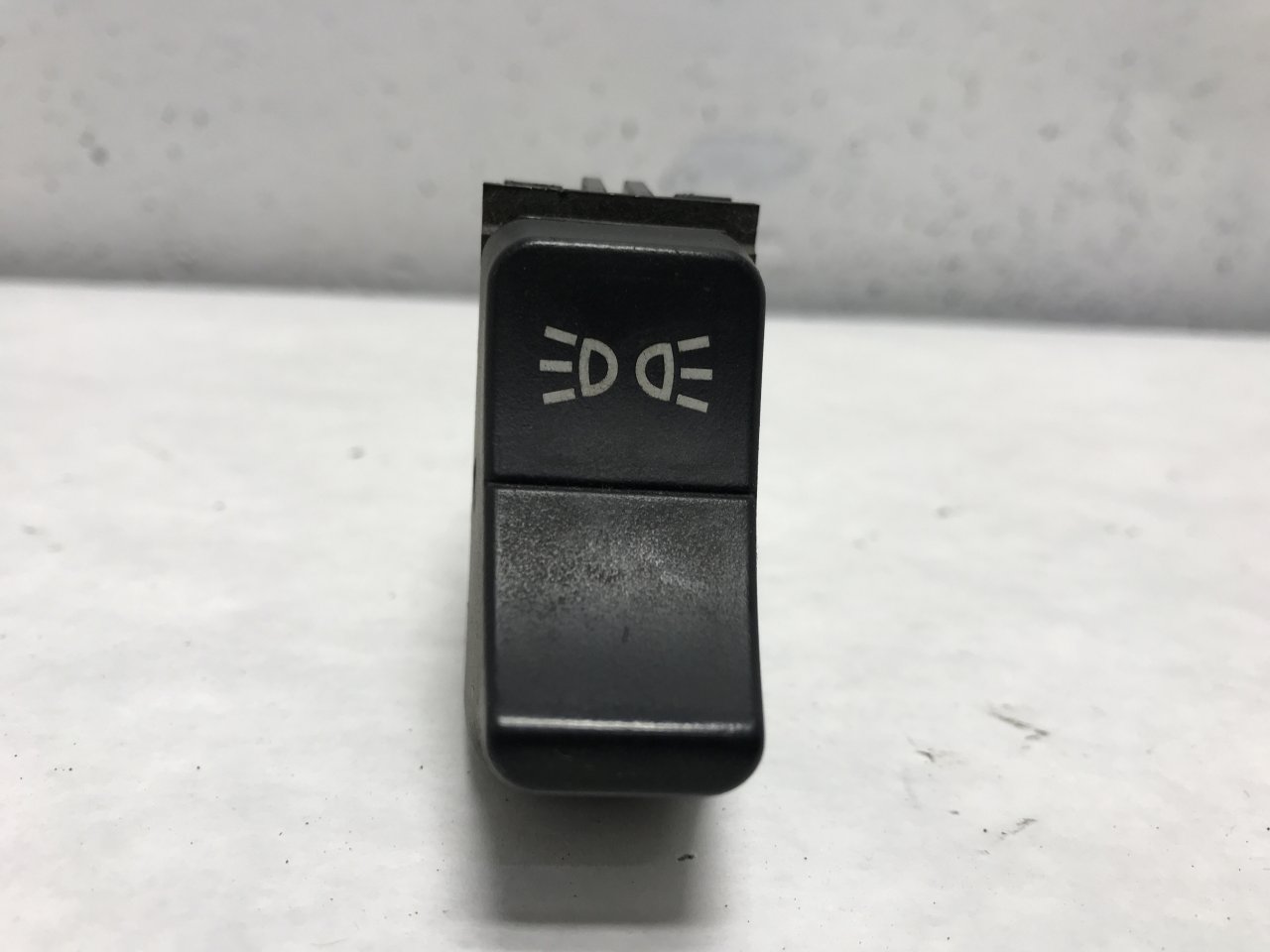 P27-1173-002 | Kenworth T680 Dash/Console Switch for Sale