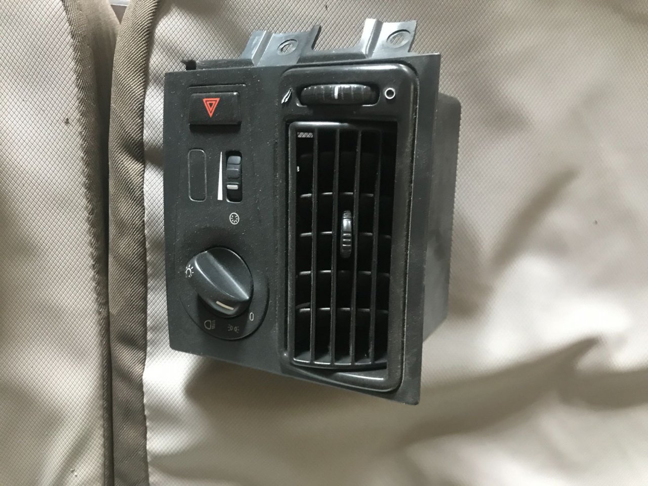 20953578-P06 | Volvo VNL Dash Panel for Sale