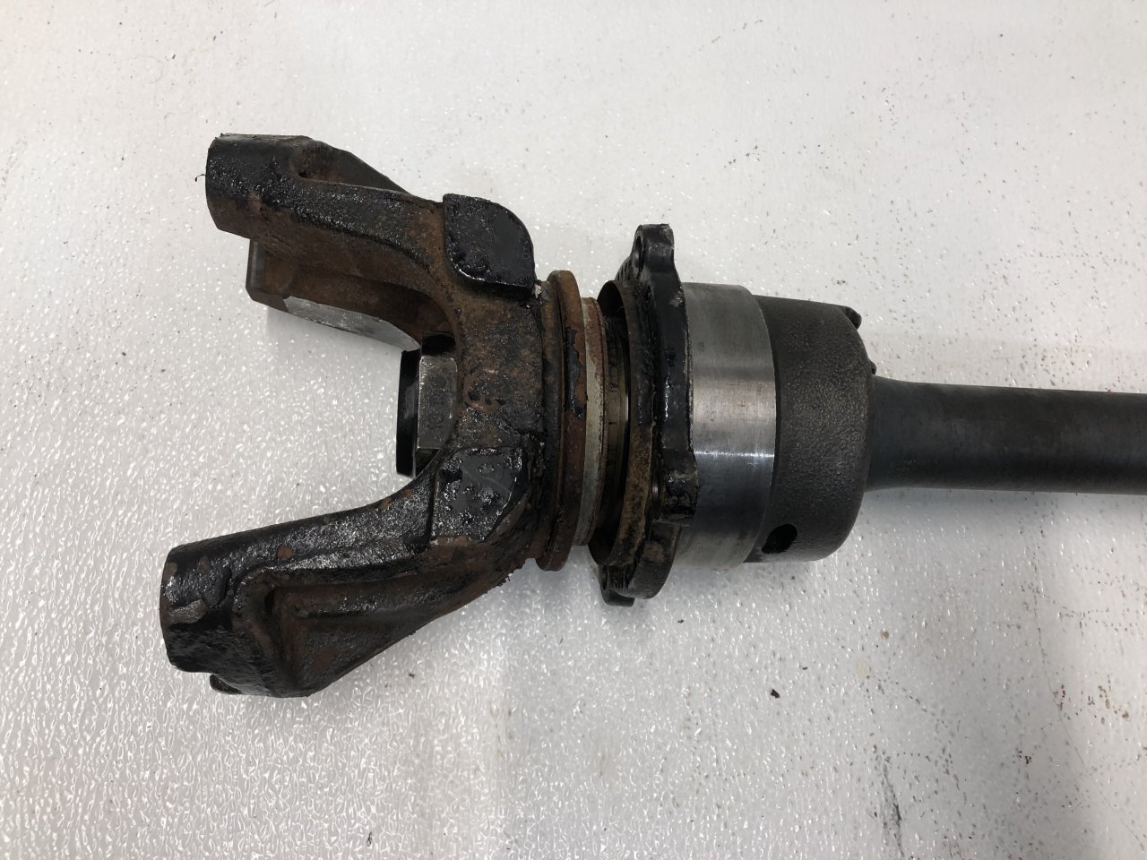 Paccar MV2014P3D Pwr Divider Thru Shaft for Sale