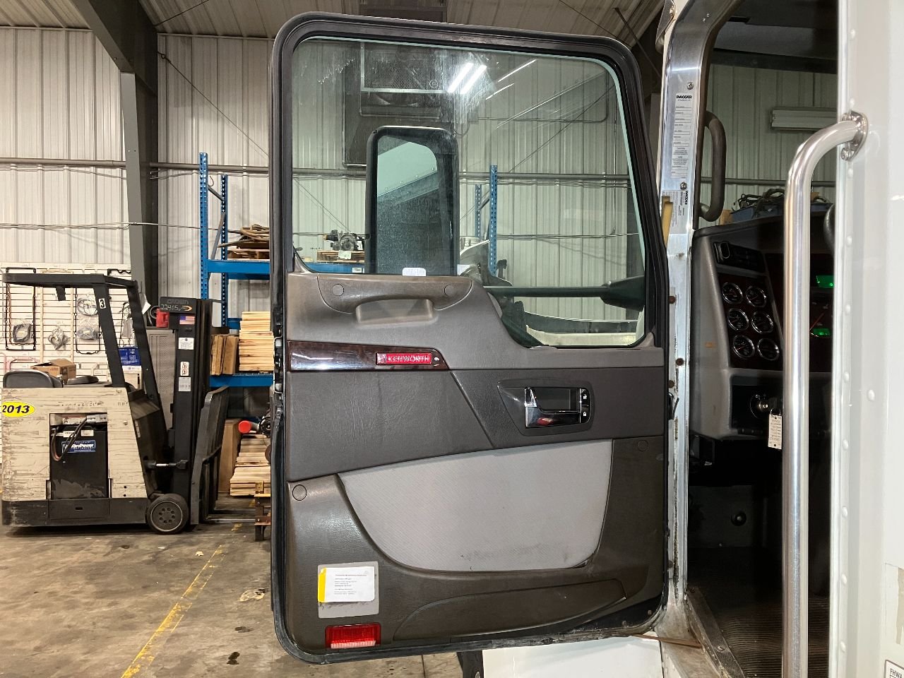 R25-1100-217111 | Kenworth T370 Door for Sale