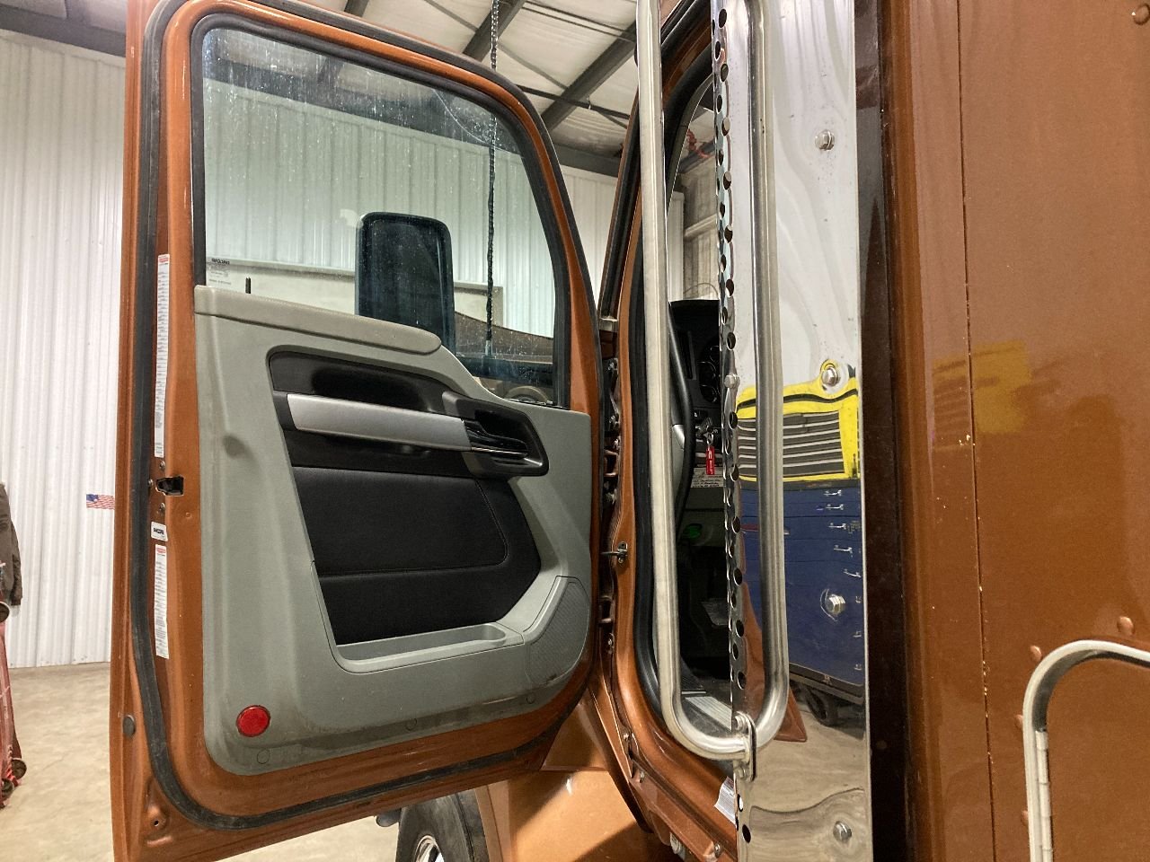 Kenworth T880 Door for Sale