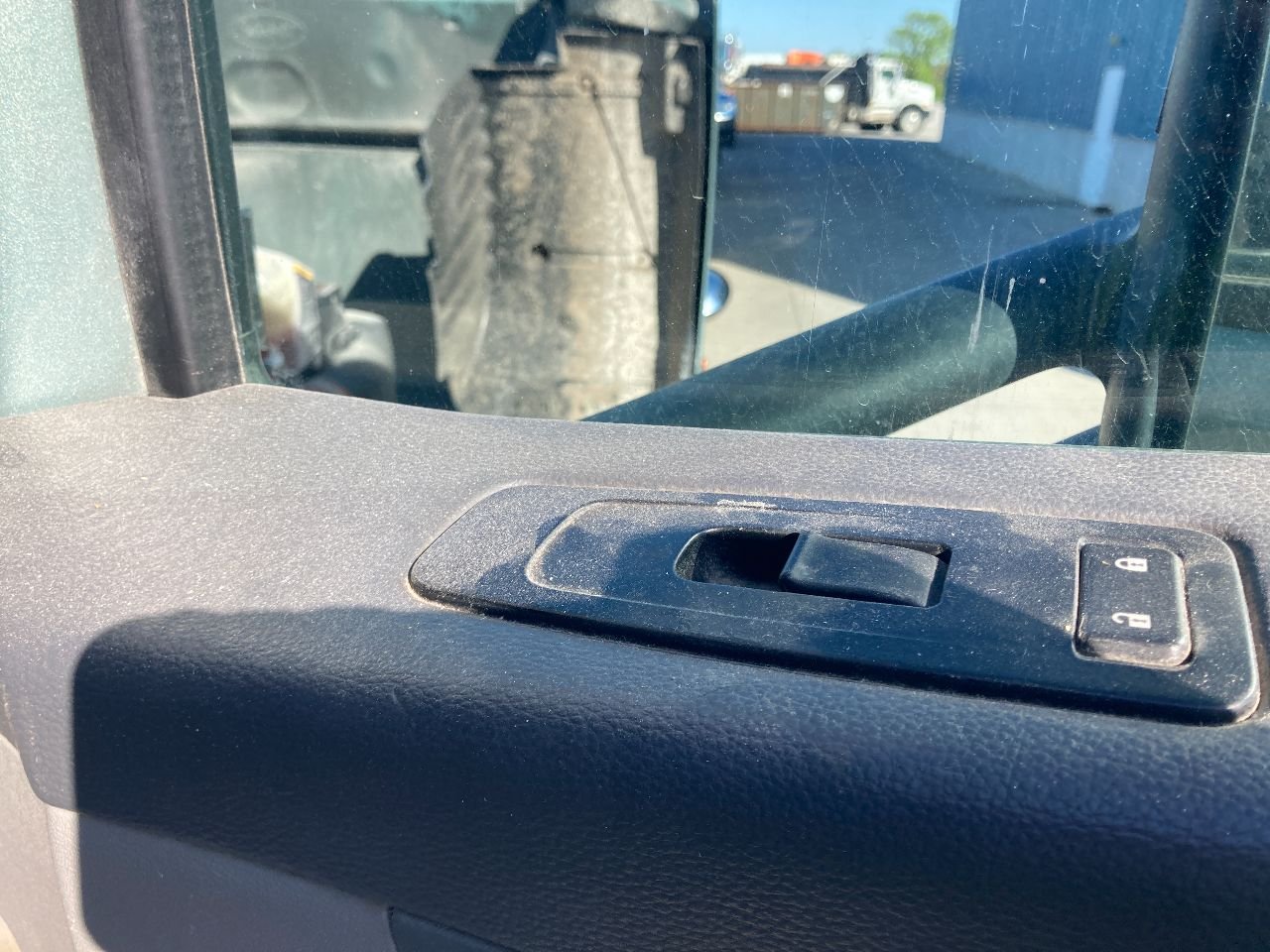 Q27-6093-2102 | Peterbilt 579EV Door Electrical Switch for Sale