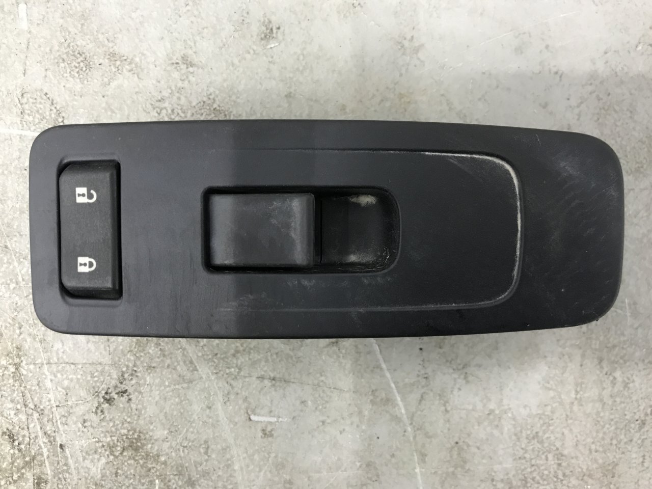 Q27-6082-2101 | Peterbilt 579 Door Electrical Switch for Sale