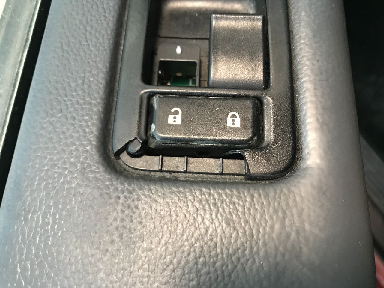 Q27-6081-2203 | Peterbilt 579 Door Electrical Switch for Sale