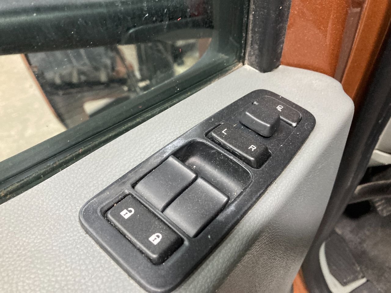 Q27-6081-1201 | Kenworth T880 Door Electrical Switch for Sale