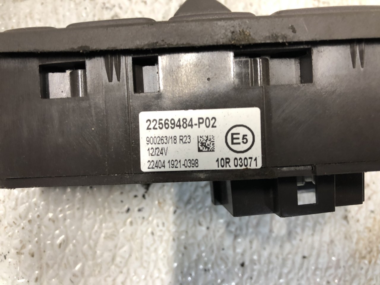 22569484-P02 | Volvo VNL Door Electrical Switch for Sale