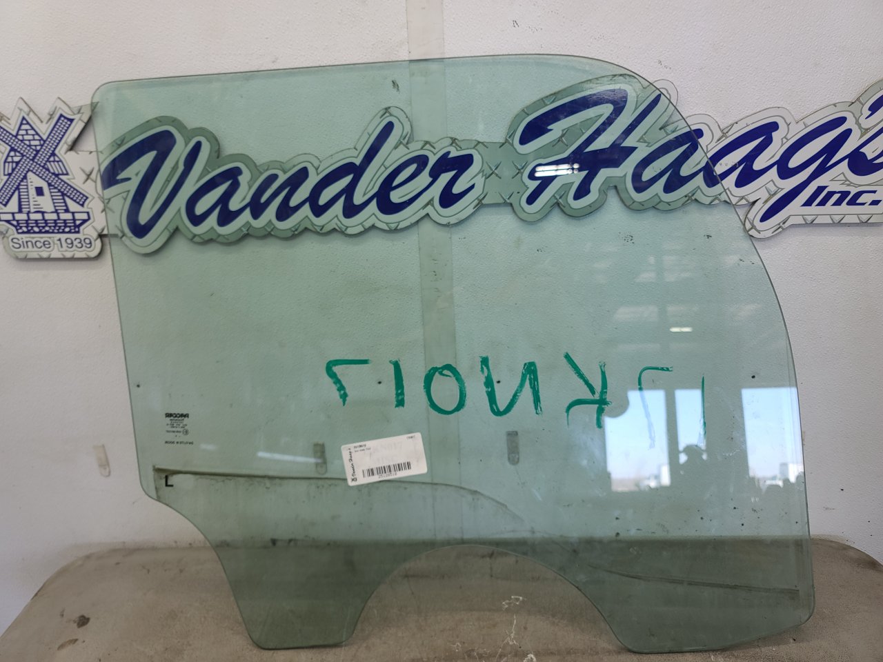 R44-1110 | Kenworth T680 Door Glass for Sale