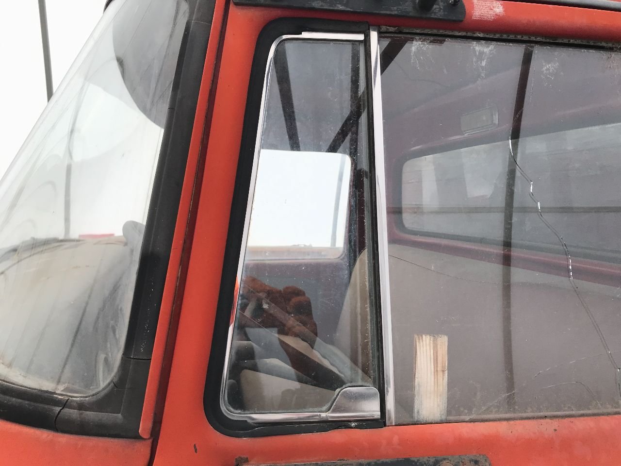 International 1600 LOADSTAR Door Vent Glass for Sale