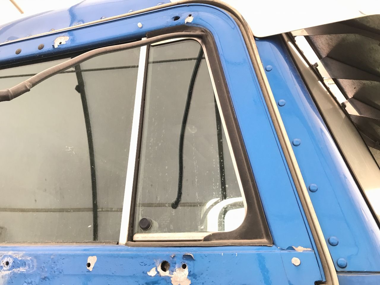 Peterbilt 378 Door Vent Glass for Sale