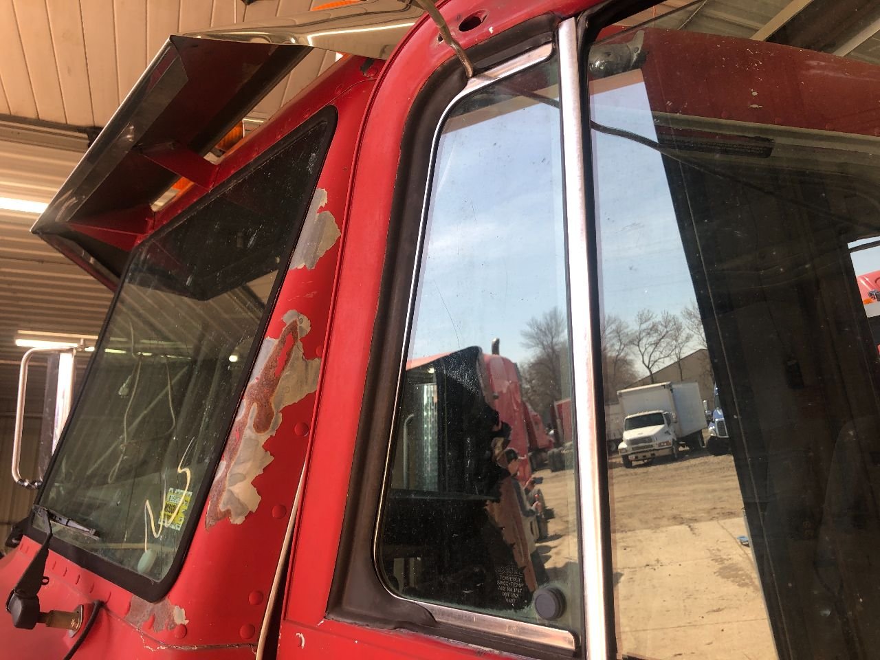 Peterbilt 379 Door Vent Glass for Sale