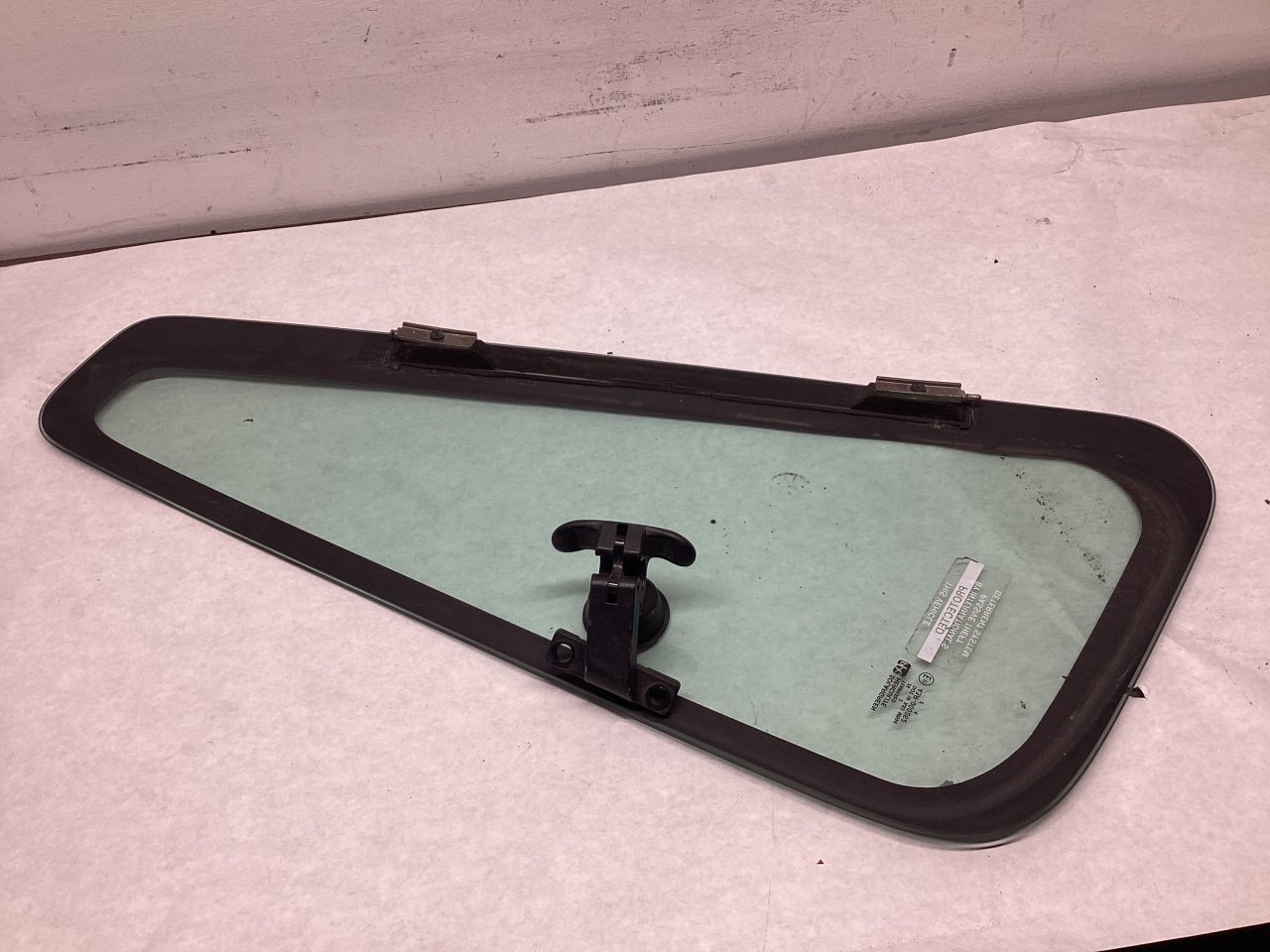 43R-000262 | International 4300 Door Vent Glass for Sale