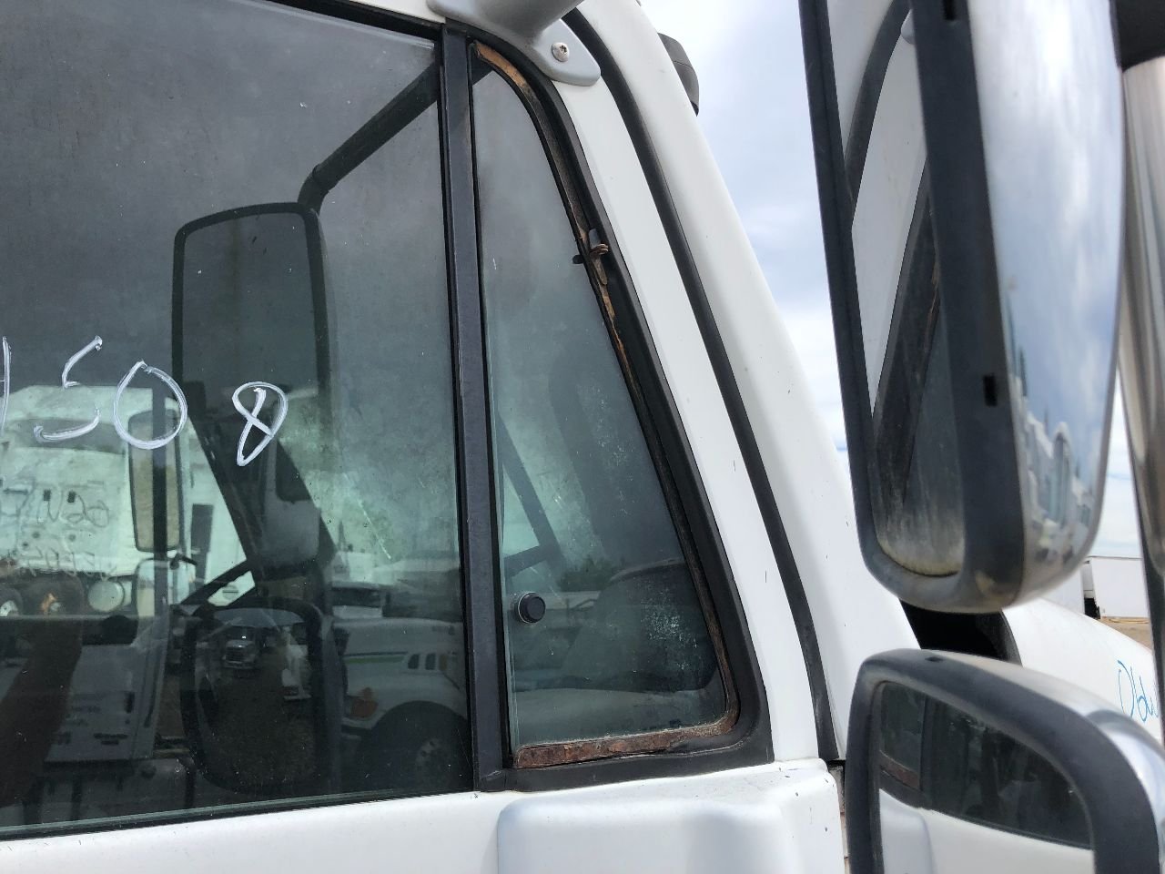 Freightliner COLUMBIA 112 Door Vent Glass for Sale