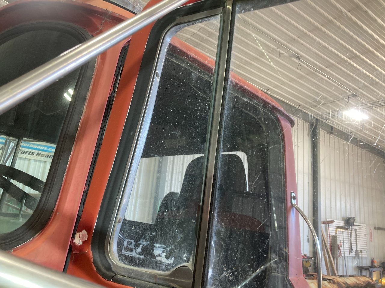 Mack RD600 Door Vent Glass for Sale