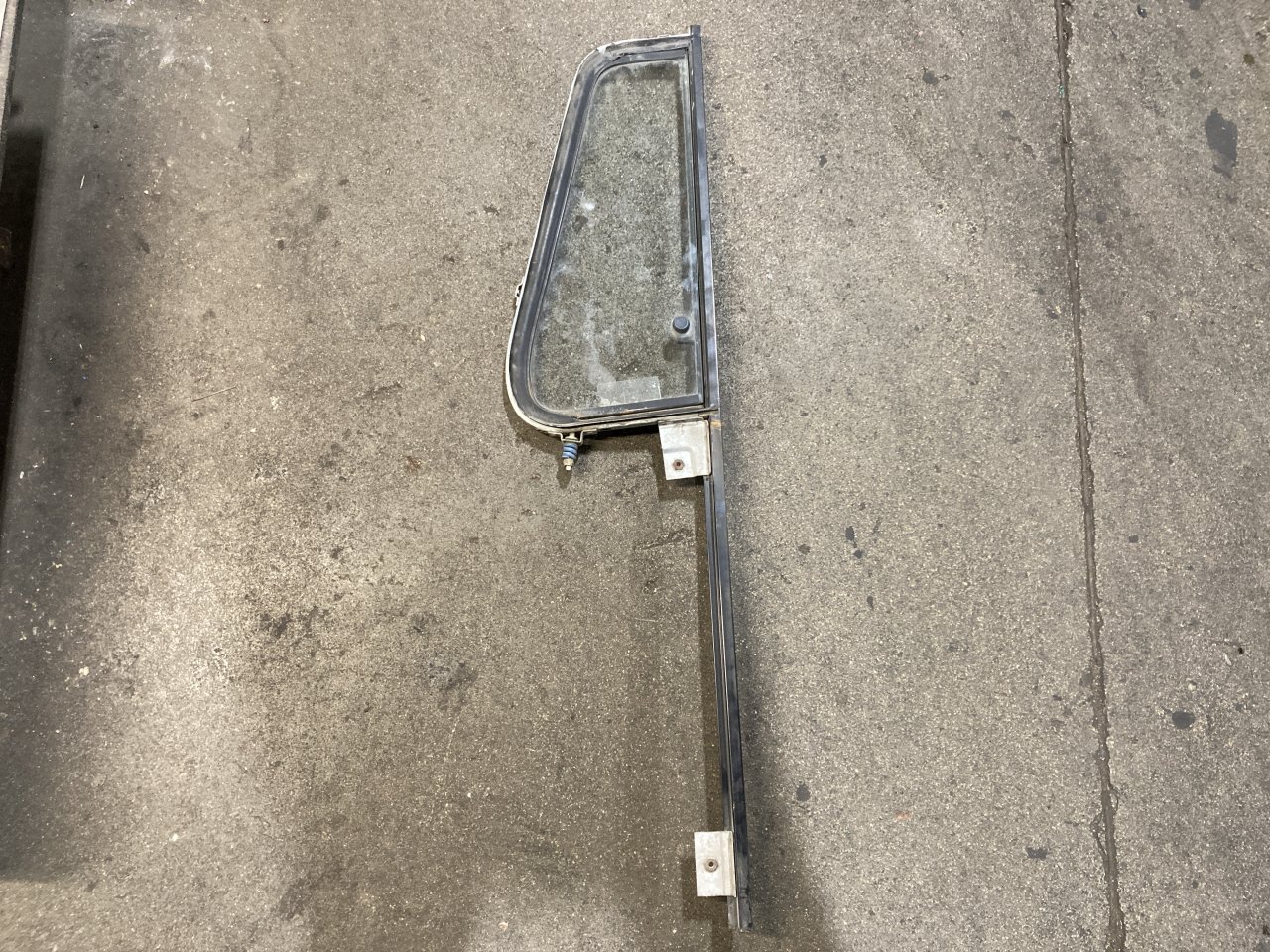 International S2600 Door Vent Glass for Sale
