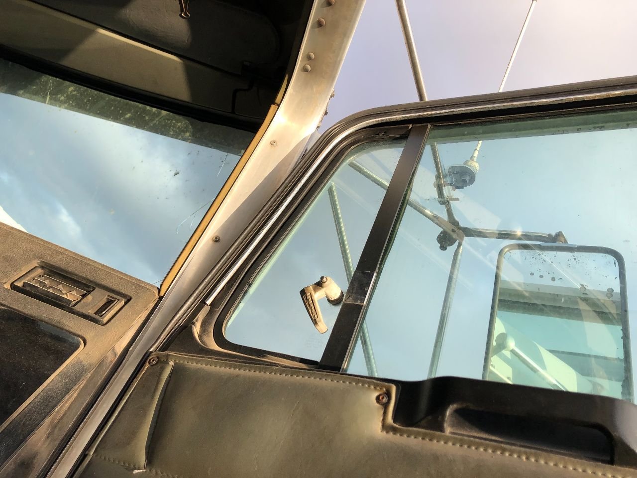 Kenworth W900L Door Vent Glass for Sale