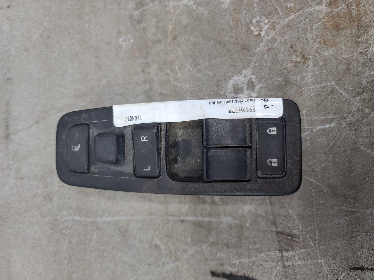 CM093340 A | Kenworth T680 Front Door Window Regulator for Sale