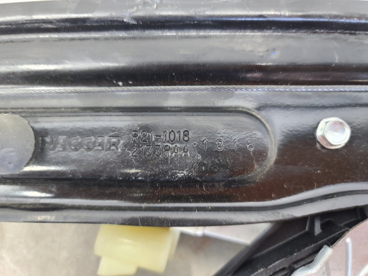 CM093340 A | Kenworth T680 Front Door Window Regulator for Sale