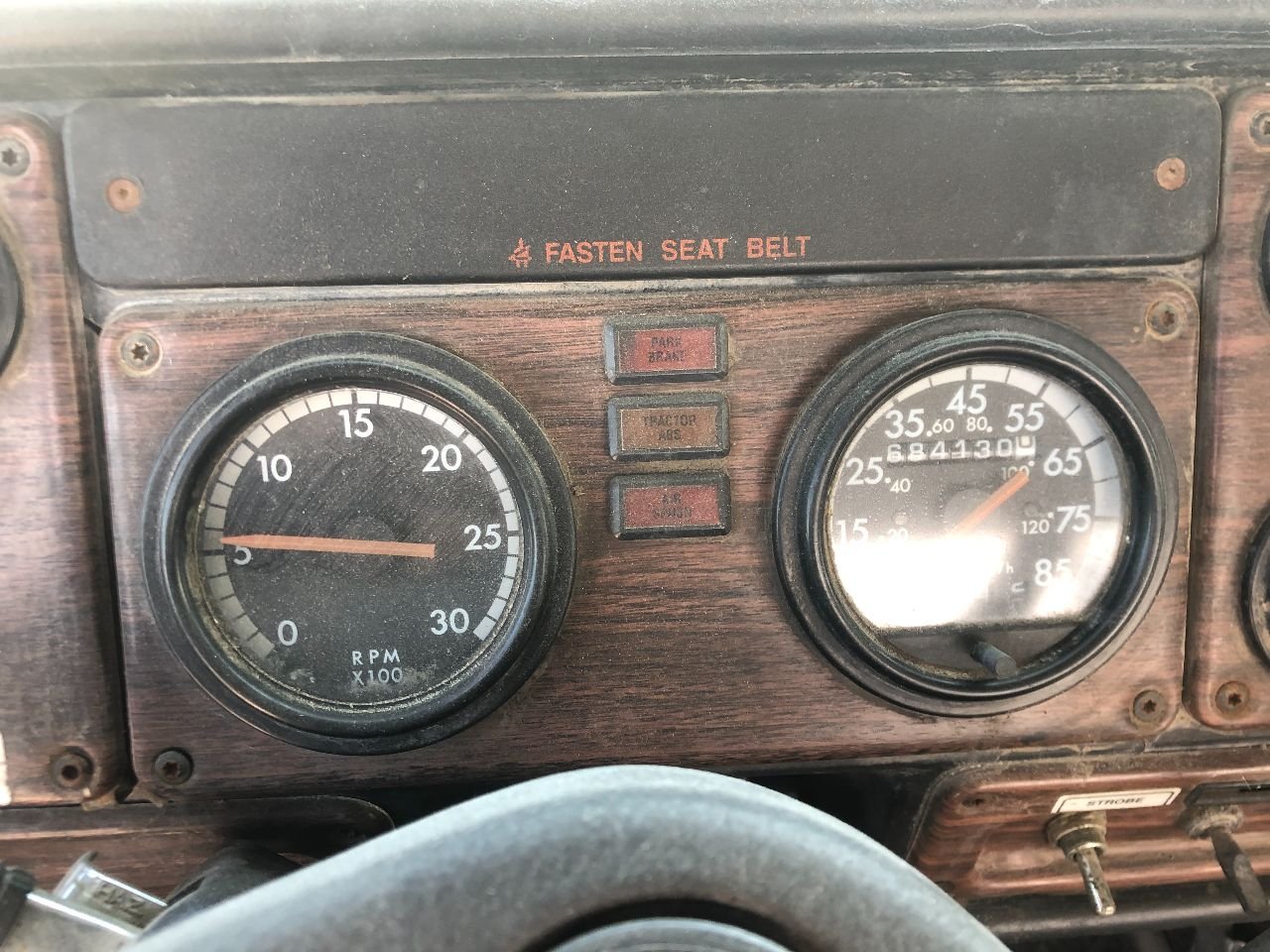 Freightliner FLD120 Speedometer Instrument Cluster for Sale