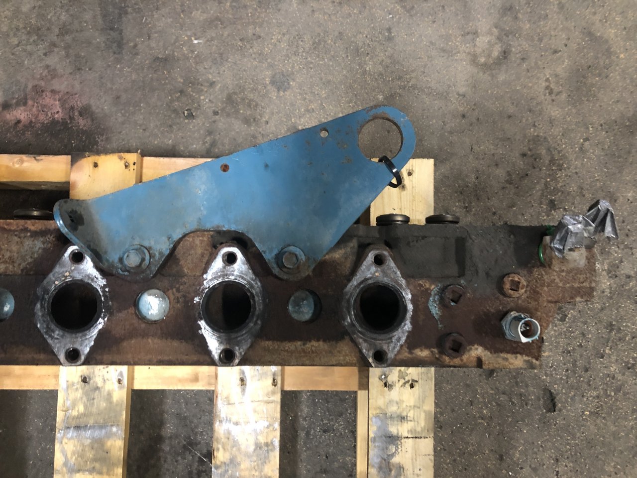 1827113C2 | International DT466E Engine Cylinder Head for Sale