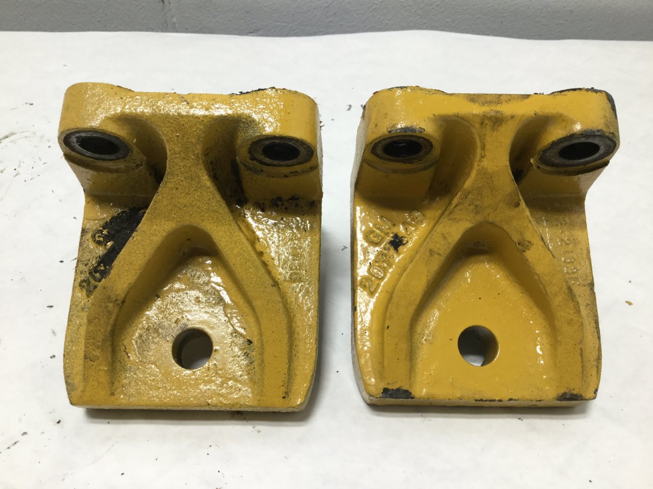 2077549 | CAT 3208 Mounts for Sale