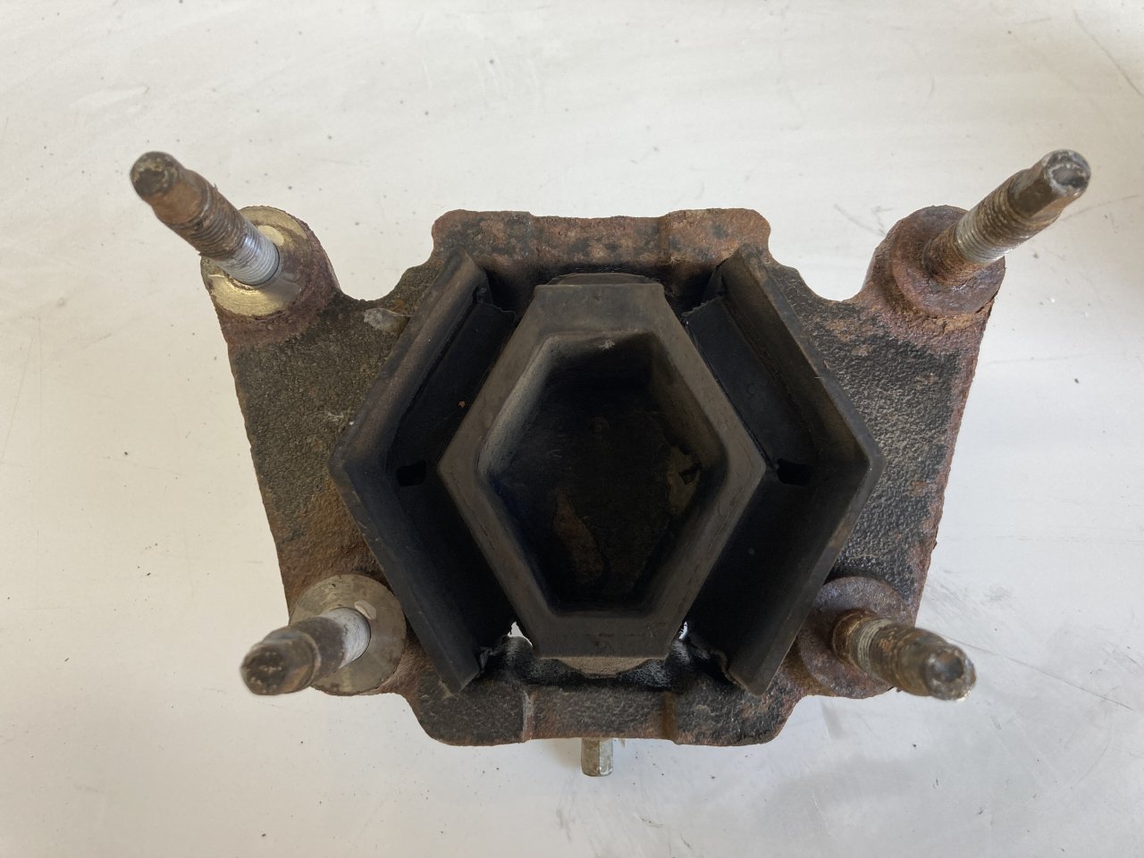 15074989 / 15074990 | GM 8.1L Engine Mount for Sale