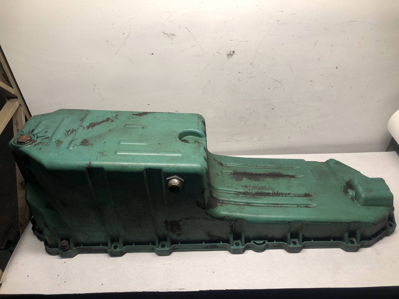 Volvo D16 Engine Oil Pan for Sale