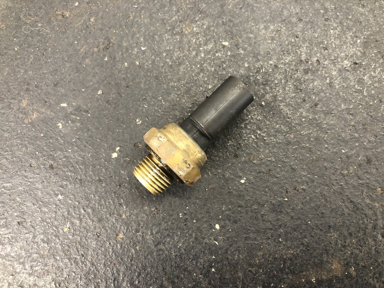 A0111539228 | Detroit DD15 Engine Sensor for Sale