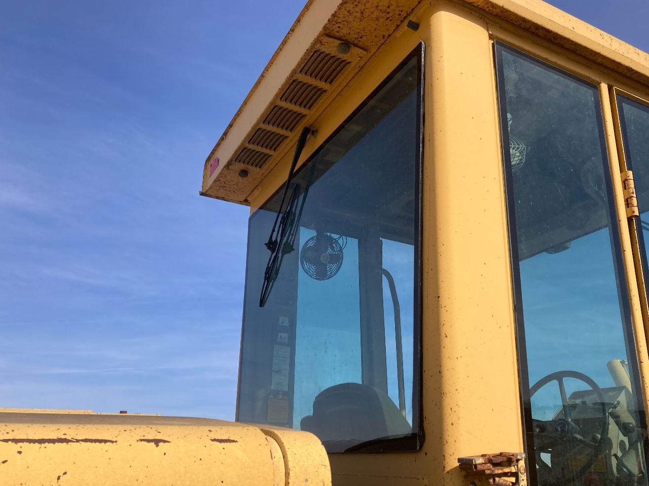 T104480 | John Deere 770BH Back Glass for Sale