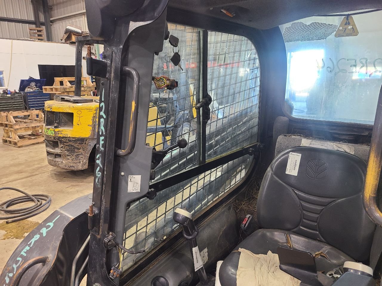 84488997 | New Holland L220 Equip Side Glass for Sale