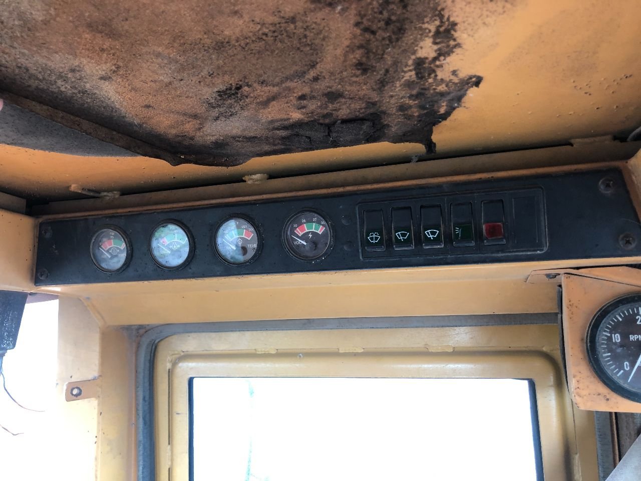 1339563C2 | Case 821 Dash Panel for Sale