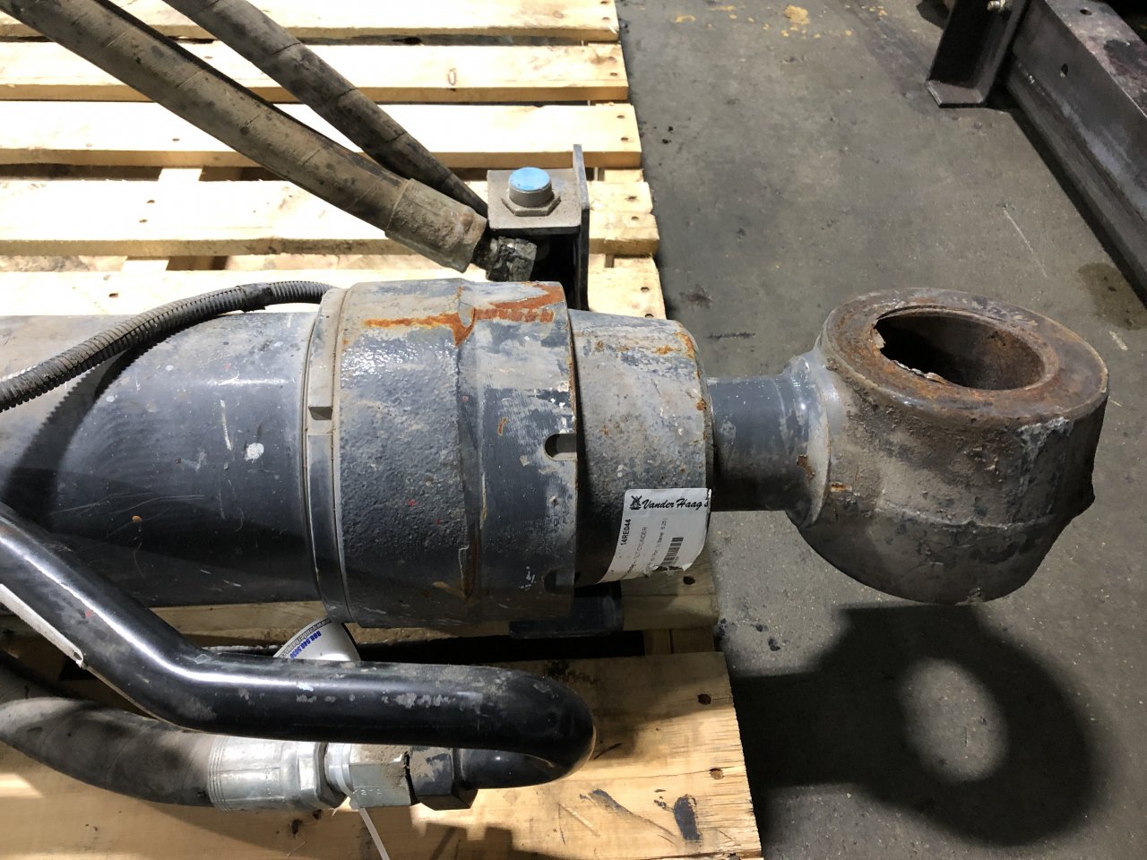 AHC10101 | John Deere 624K Hydraulic Cylinder for Sale