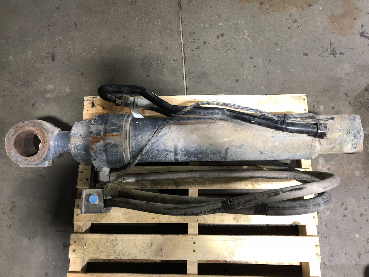 AHC10101 | John Deere 624K Hydraulic Cylinder for Sale