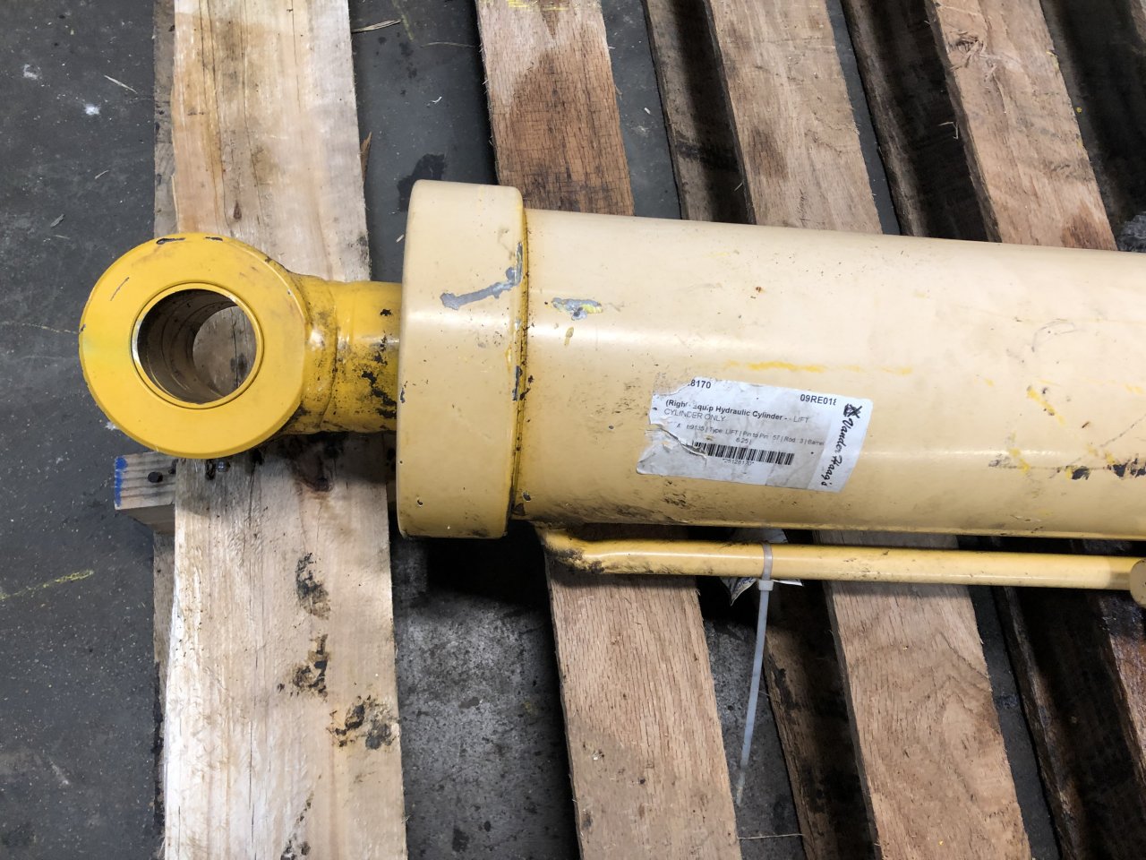 L69135 | Gehl DL10H55 Hydraulic Cylinder for Sale