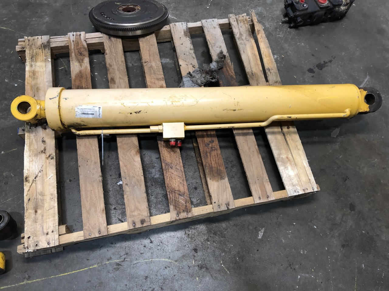 L69135 | Gehl DL10H55 Hydraulic Cylinder for Sale