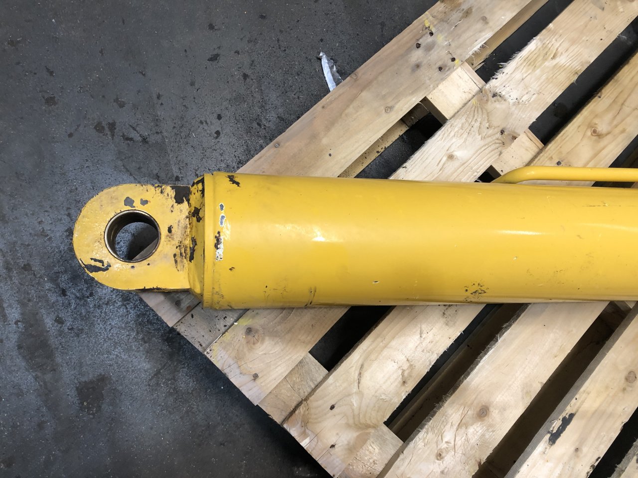 L69565 | Gehl DL10H55 Hydraulic Cylinder for Sale